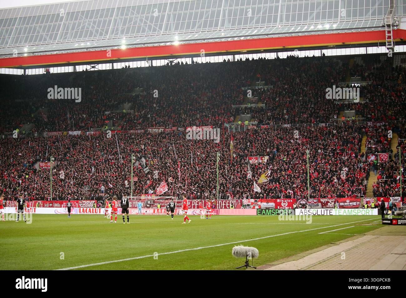 2. Bundesliga [second division] [Bundesliga]: Kaiserslautern - Hanover ...