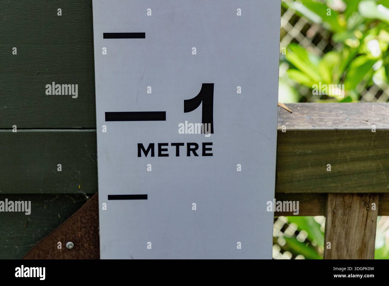 Boundary height hi-res stock photography and images - Alamy