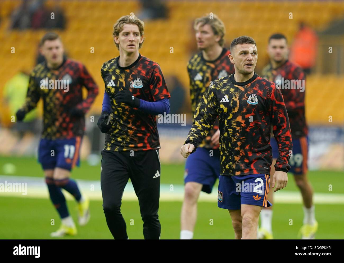 Wolverhampton, UK. 18th Jan, 2026. Anthony Gordon (l) and Kieran Trippier of Newcastle United (r ...