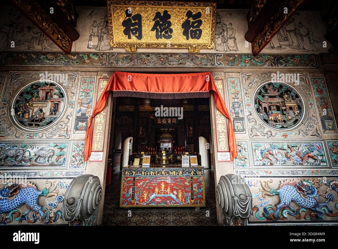 Details of the traditional chinese Nin Yang temple in the historical ...