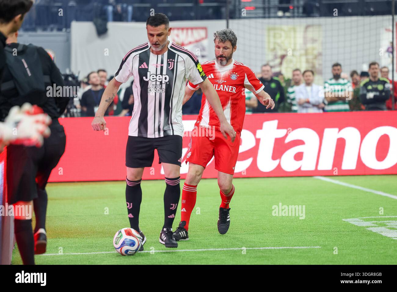 Mark van Bommel (FC FC Bayern Munich Legends, #17) with Vincenzo ...