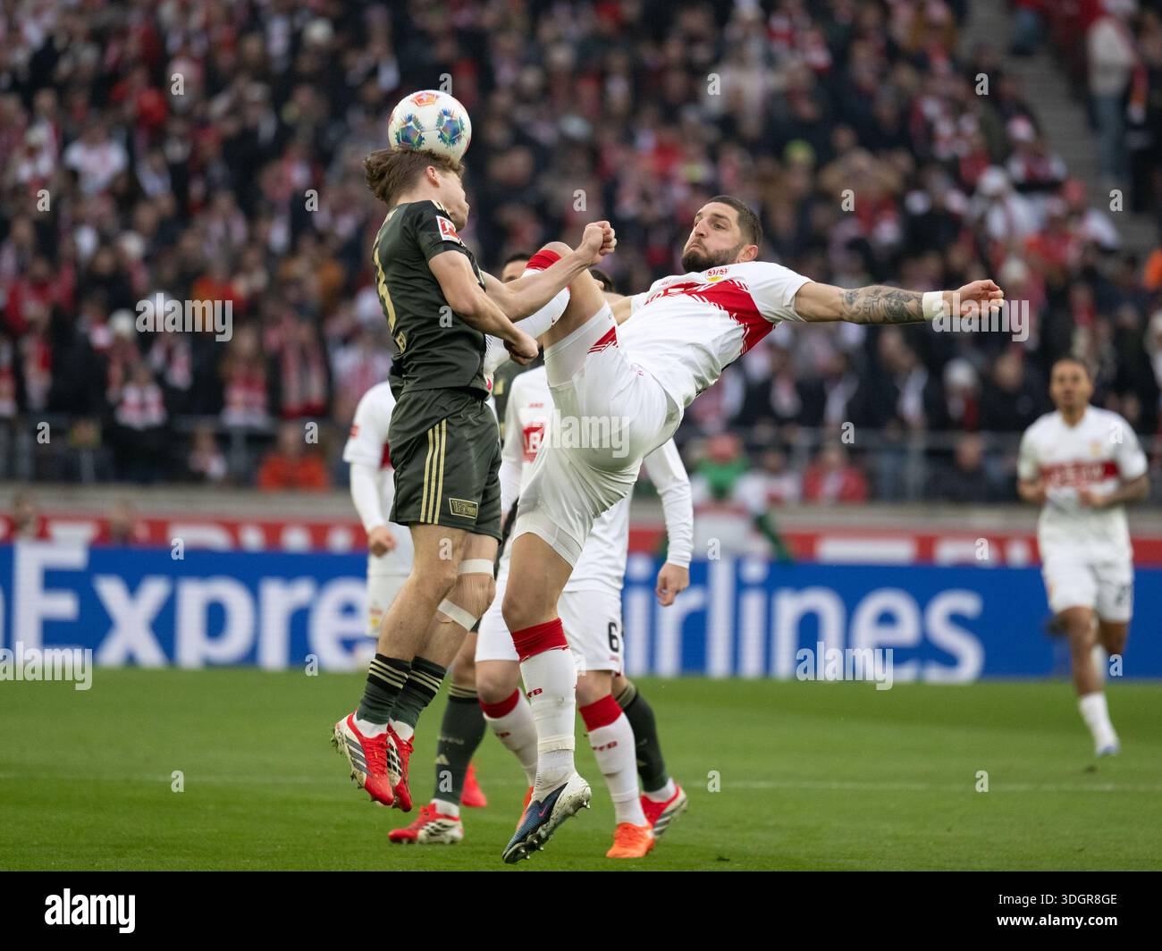 from left in the duel Andras Schaefer (Union Berlin, #13), Jeff Chabot ...