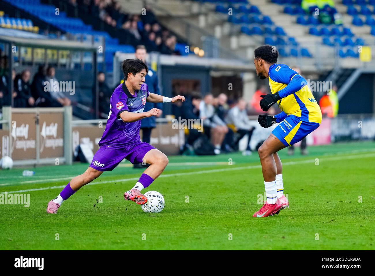 Waalwijk - Doyoung Yoon of FC Dordrecht, Juan Familia-Castillo of RKC ...