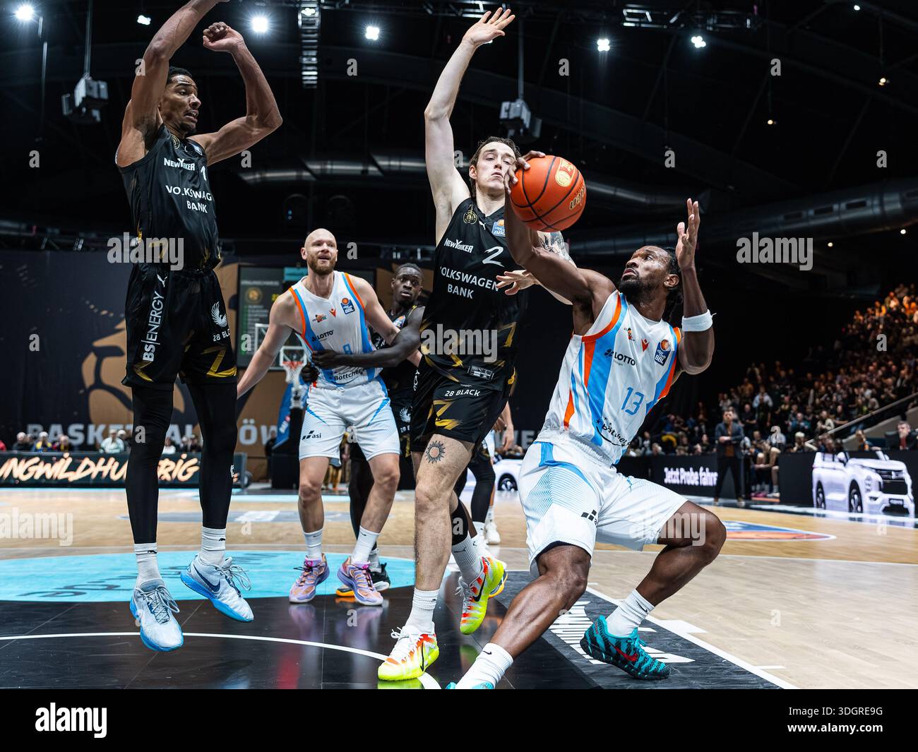 Keith Braxton Jr. (Science City Jena, #13) fakes against Benny ...