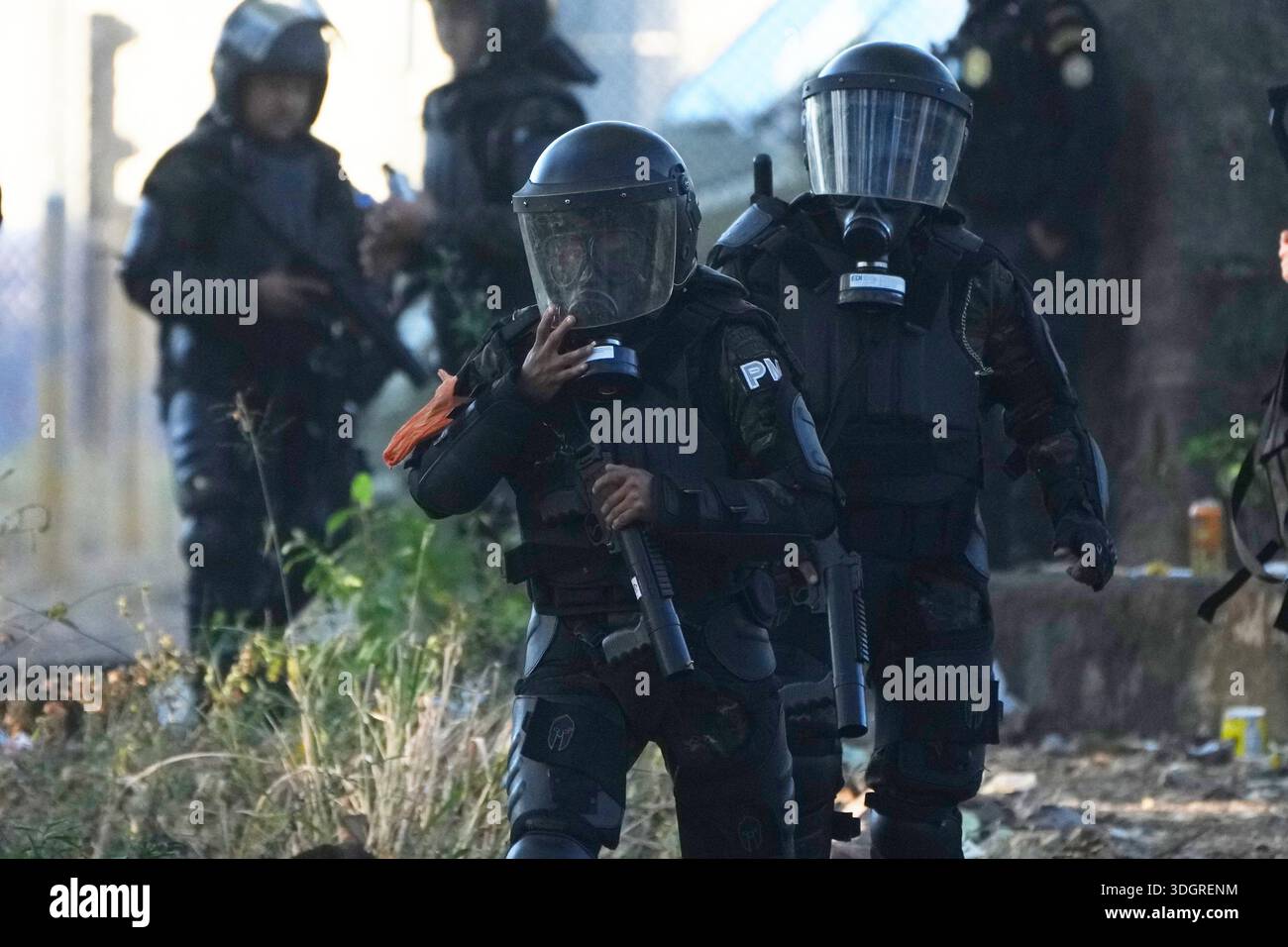 Police enter the Renovacion maximum-security prison to free guards ...