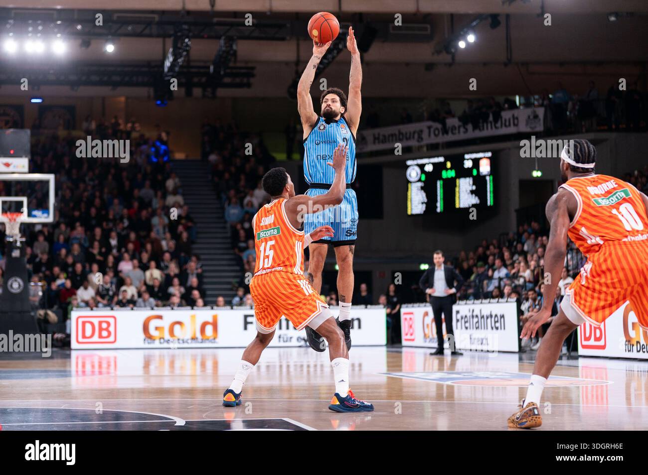 Devon Daniels (Veolia Towers Hamburg, #21) during the shot, Justin ...