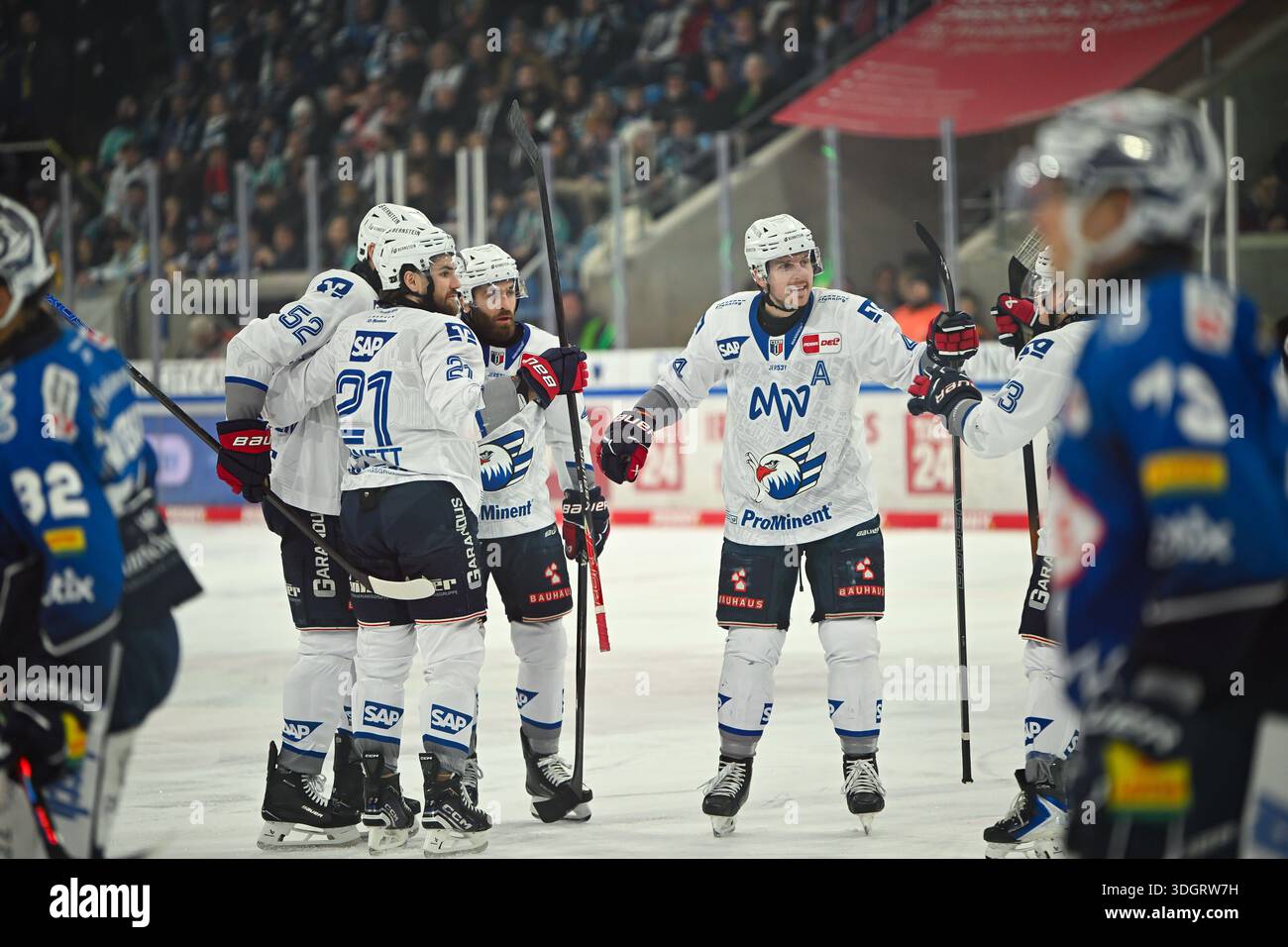 The team from Mannheim around Kris Bennett (Adler Mannheim, #21 ...
