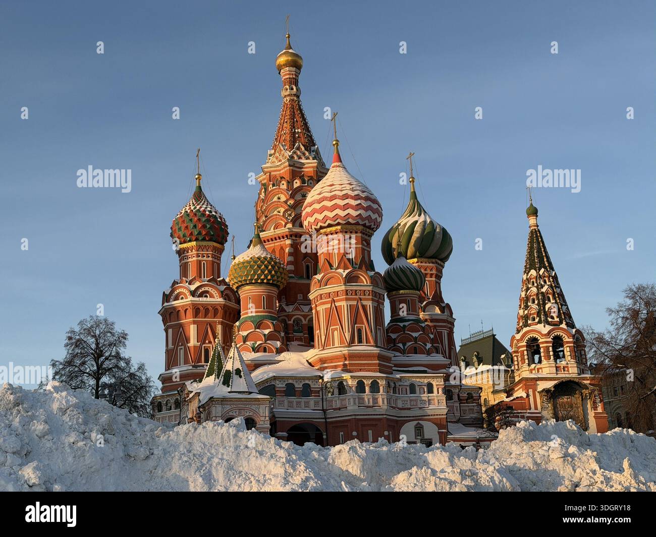 18 January 2026, Russia, Moskau: St. Basil's Cathedral on Red Square ...