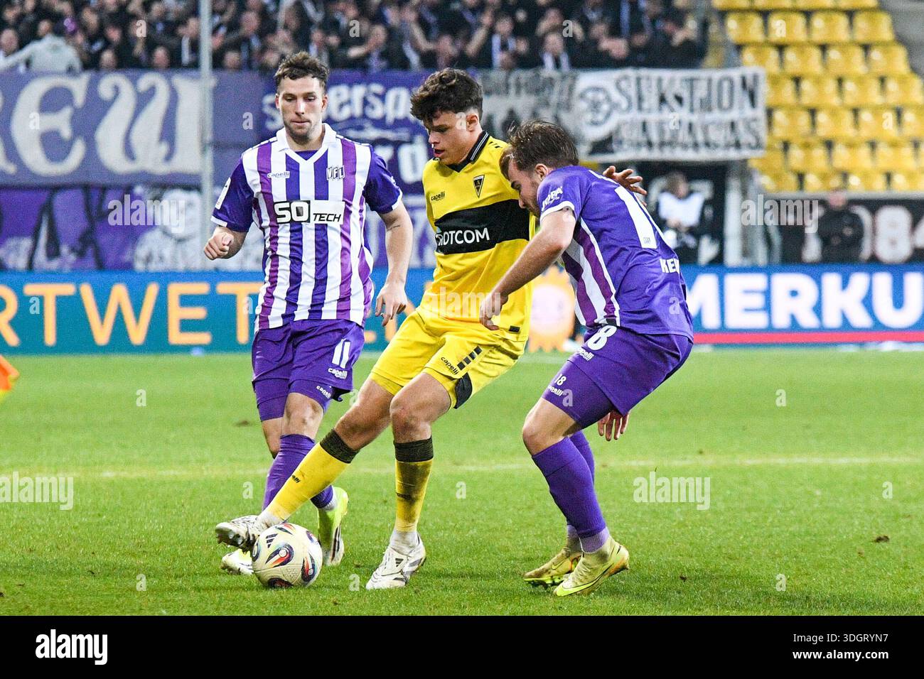 from left: Robin Meißner (VfL Osnabrück, 11), Faton Ademi (Alemannia ...