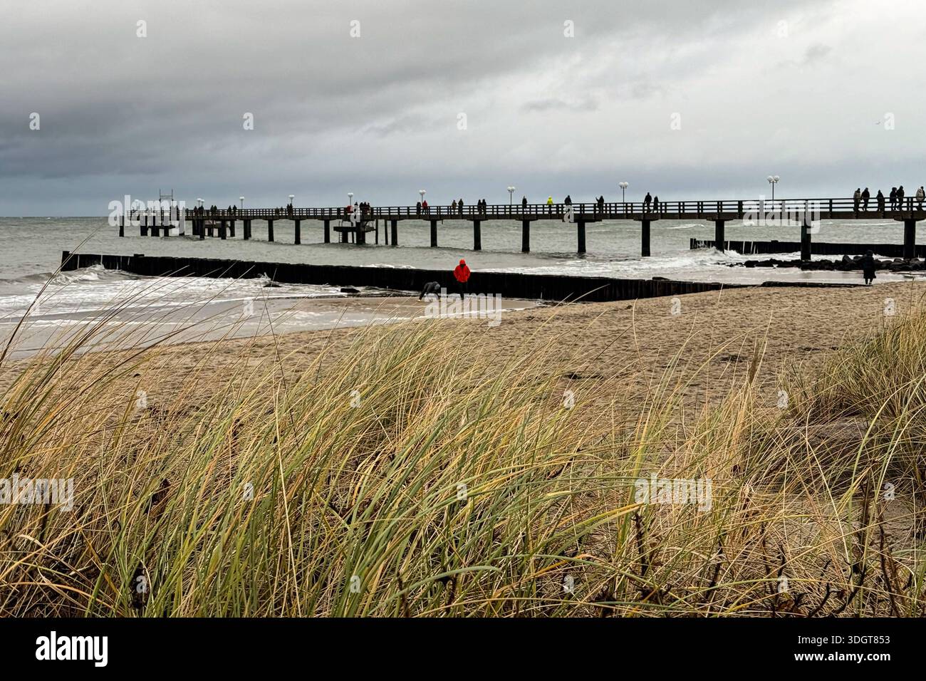 Seebrücke mit Strand im Seebad Kühlungsborn in Mecklenburg-Vorpommern ...