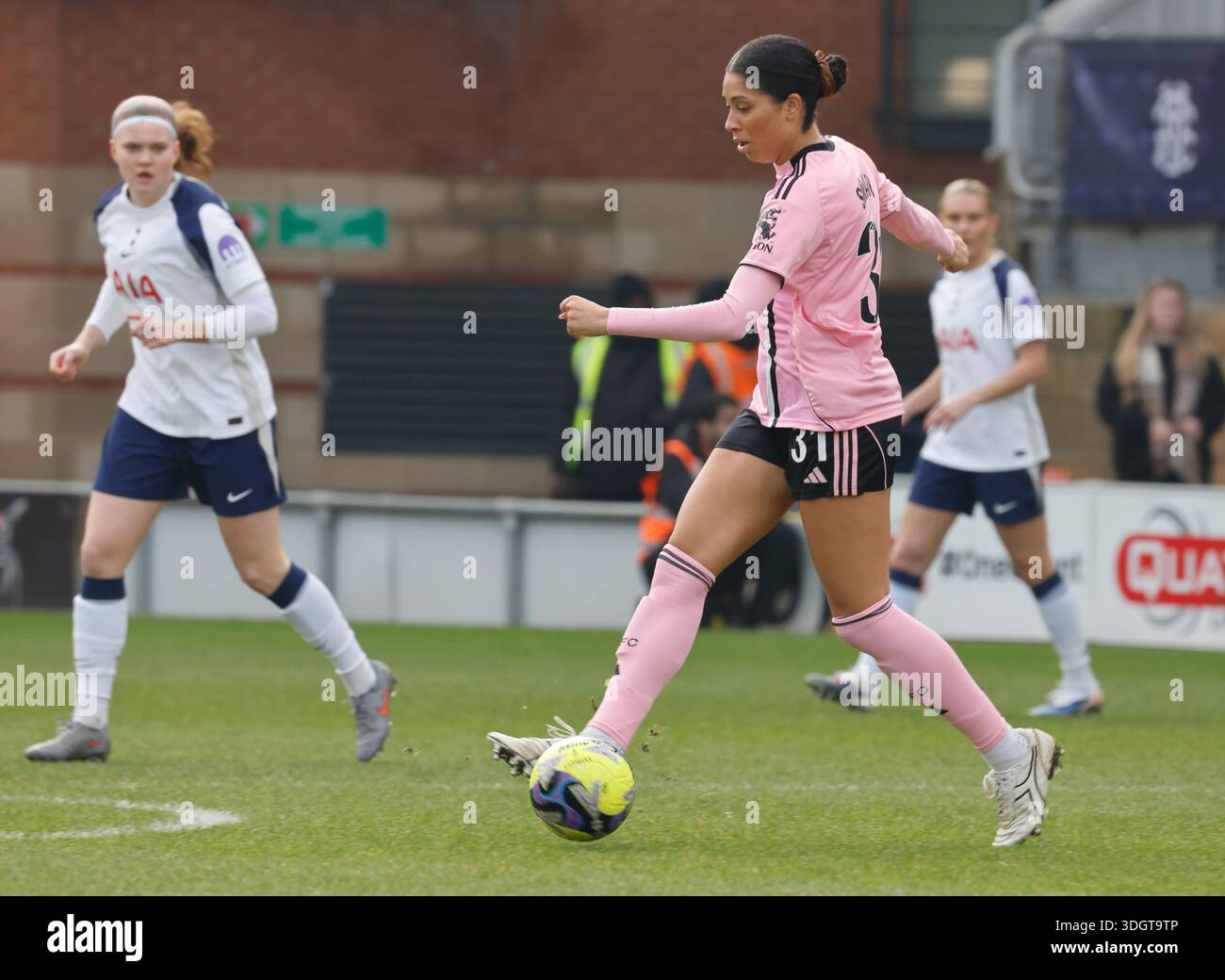 London, UK. 18th Jan, 2026. LONDON, ENGLAND - Leicester City's ...