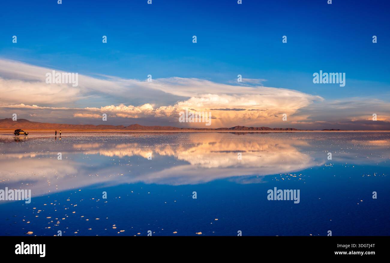 Reflective Landscape Of Salt Flats In Bolivia Salar De Uyuni Salar De ...