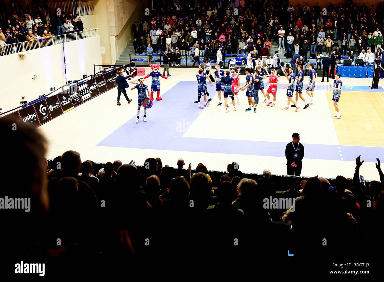 Team of Sete celebrates the victory during the Marmara Spike League ...