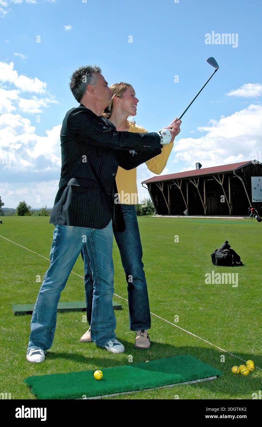 ARCHIV: Nino de Angelo Sänger Nino de Angelo spielt Golf , 2003 ...