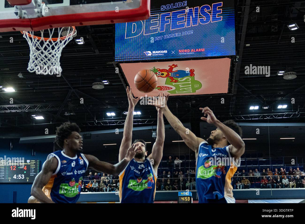 Owen Klassen (ROSTOCK SEAWOLVES, #29) rebounds with D'Shawn Schwartz ...