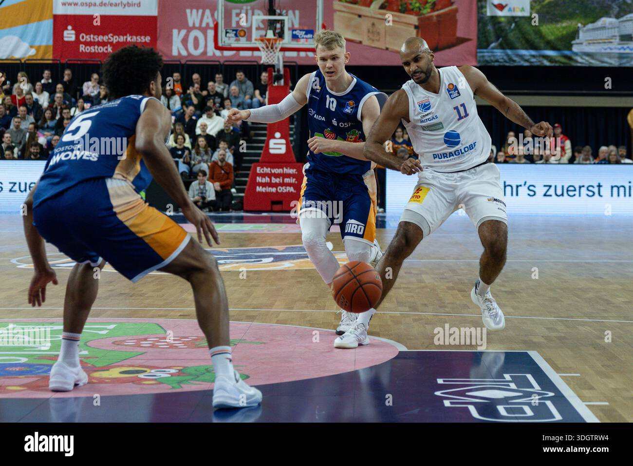 Akeem Vargas (SYNTAINICS MBC, #11) loses the ball against Lukasz ...