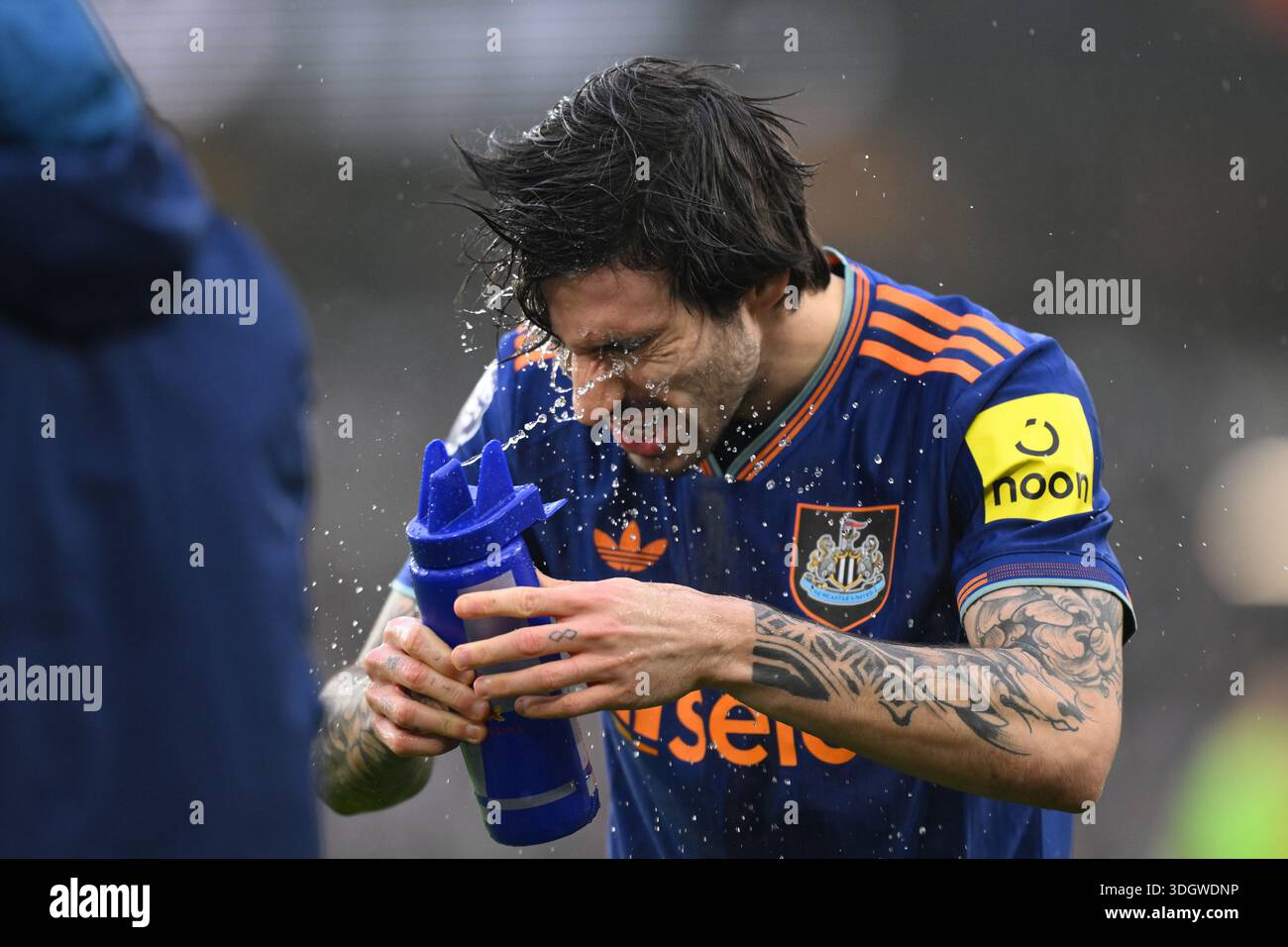 Sandro Tonali of Newcastle United sprays water in his face during the ...