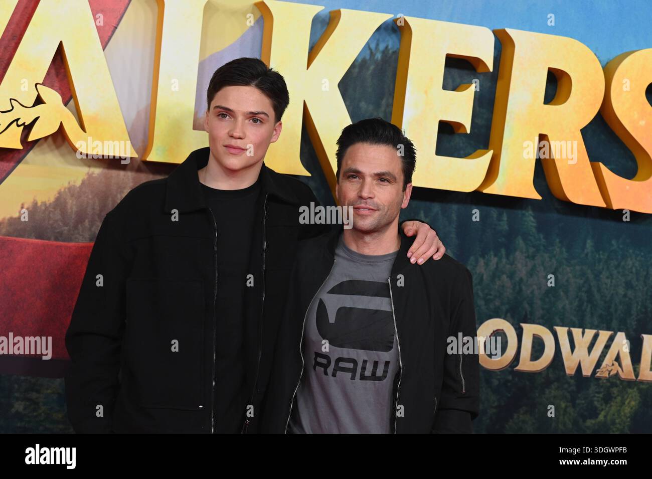 Schauspieler Emile Cherif und sein Vater kommt zur Filmpremiere von ...