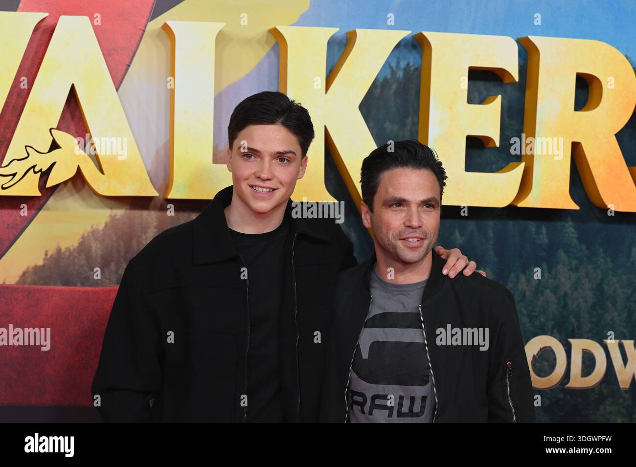 Schauspieler Emile Cherif und sein Vater kommt zur Filmpremiere von ...