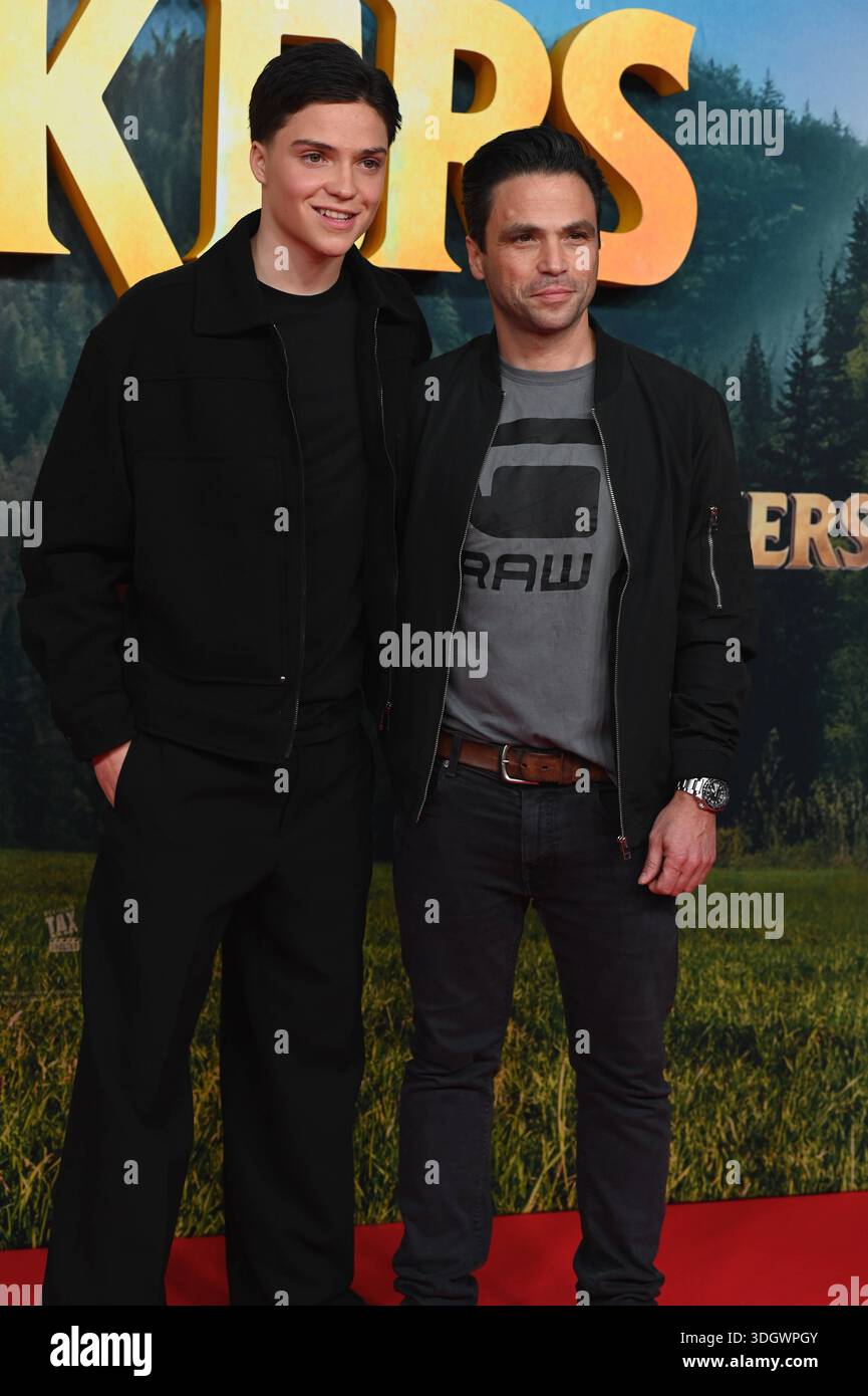 Schauspieler Emile Cherif und sein Vater kommt zur Filmpremiere von ...