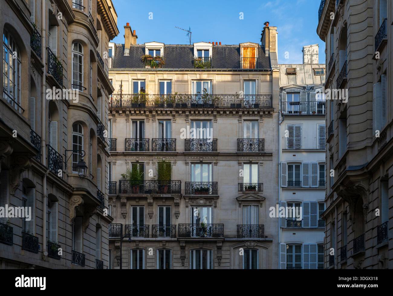 Exterior french architecture buildings old hi-res stock photography and ...
