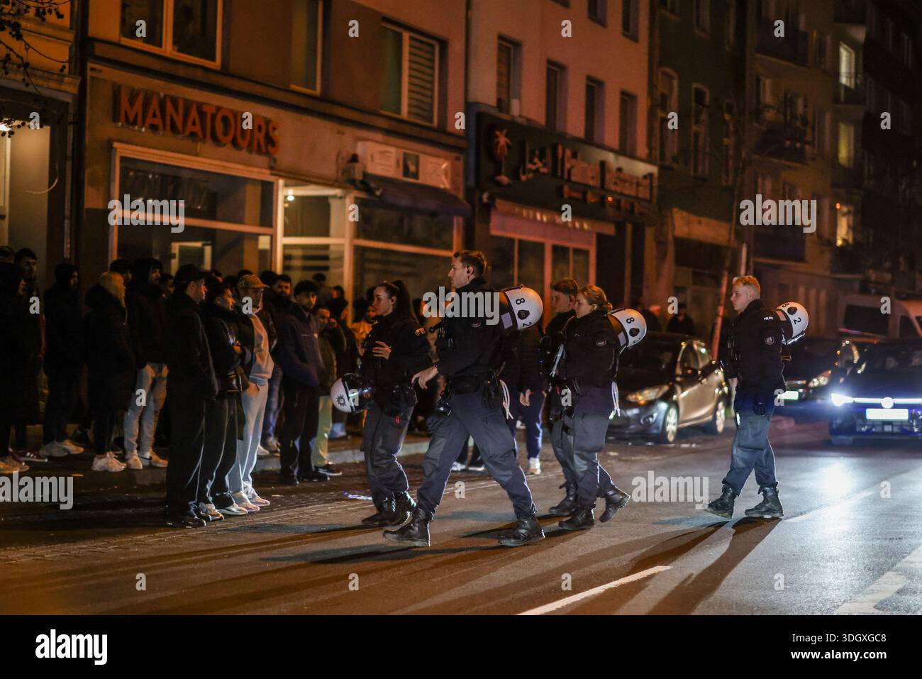 18 January 2026, North Rhine-Westphalia, Duesseldorf: Police officers ...