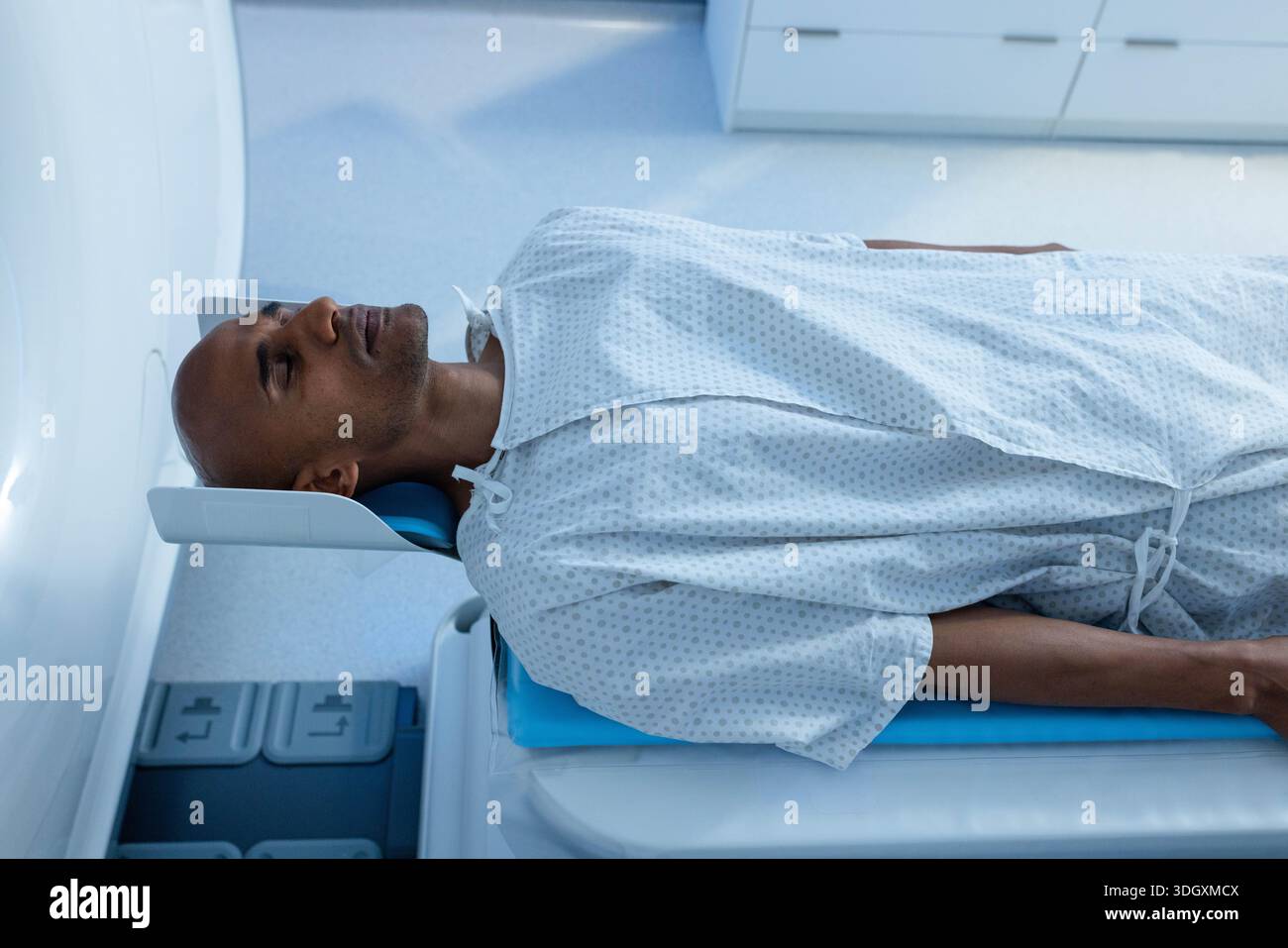 Patient lying supine on hospital hi-res stock photography and images ...