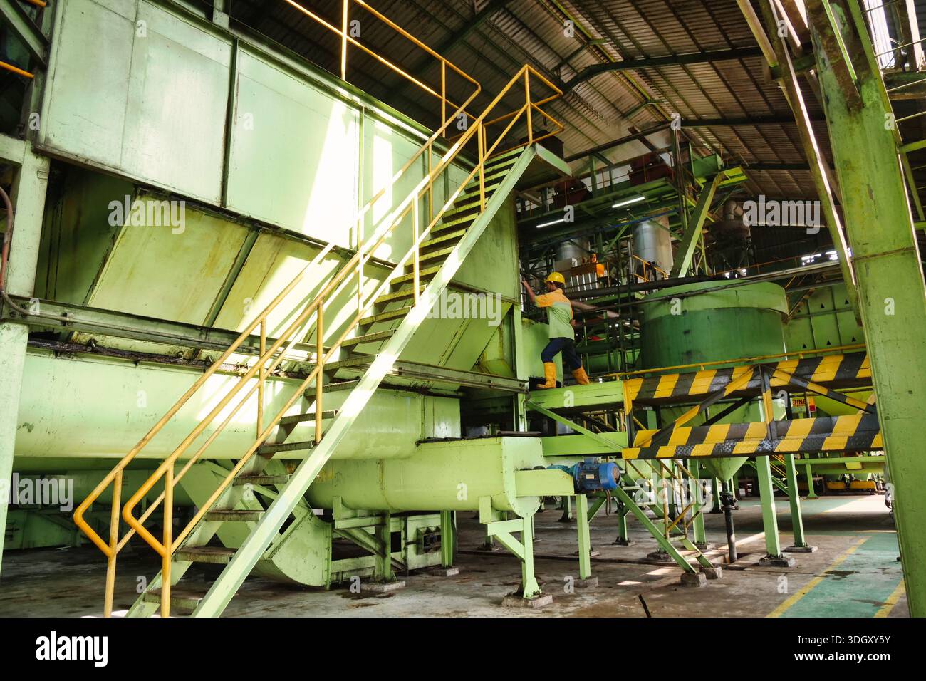 Professional palm oil processing hi-res stock photography and images ...
