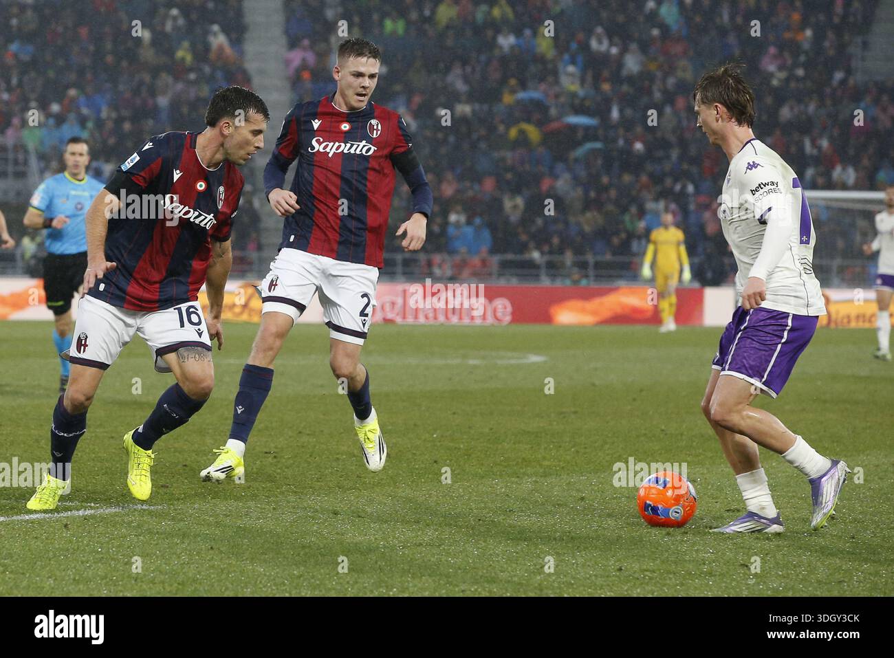 Albert Guomundsson of ACF Fiorentina battle for the ball with Nicolo ...
