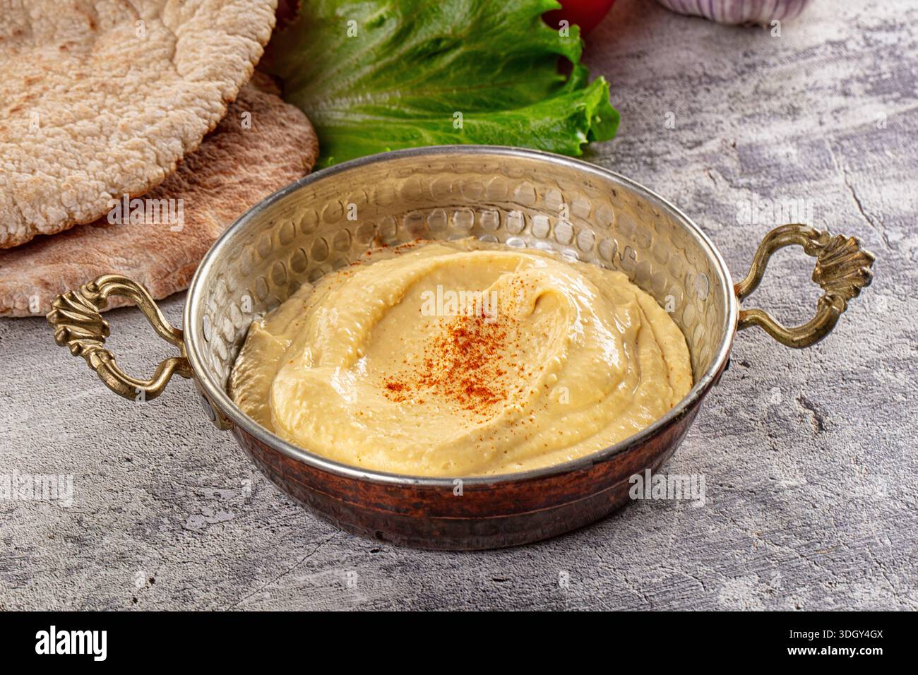 Arabic chickpea hummus with pita bread Stock Photo - Alamy