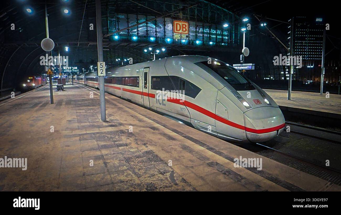 Eisenbahnverkehr in Berlin HBF. Intercity Express Zug ICE / ICE4 der ...