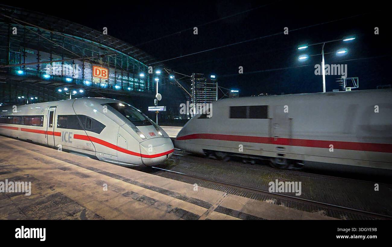 Eisenbahnverkehr in Berlin HBF. Intercity Express Zug ICE / ICE4 der ...