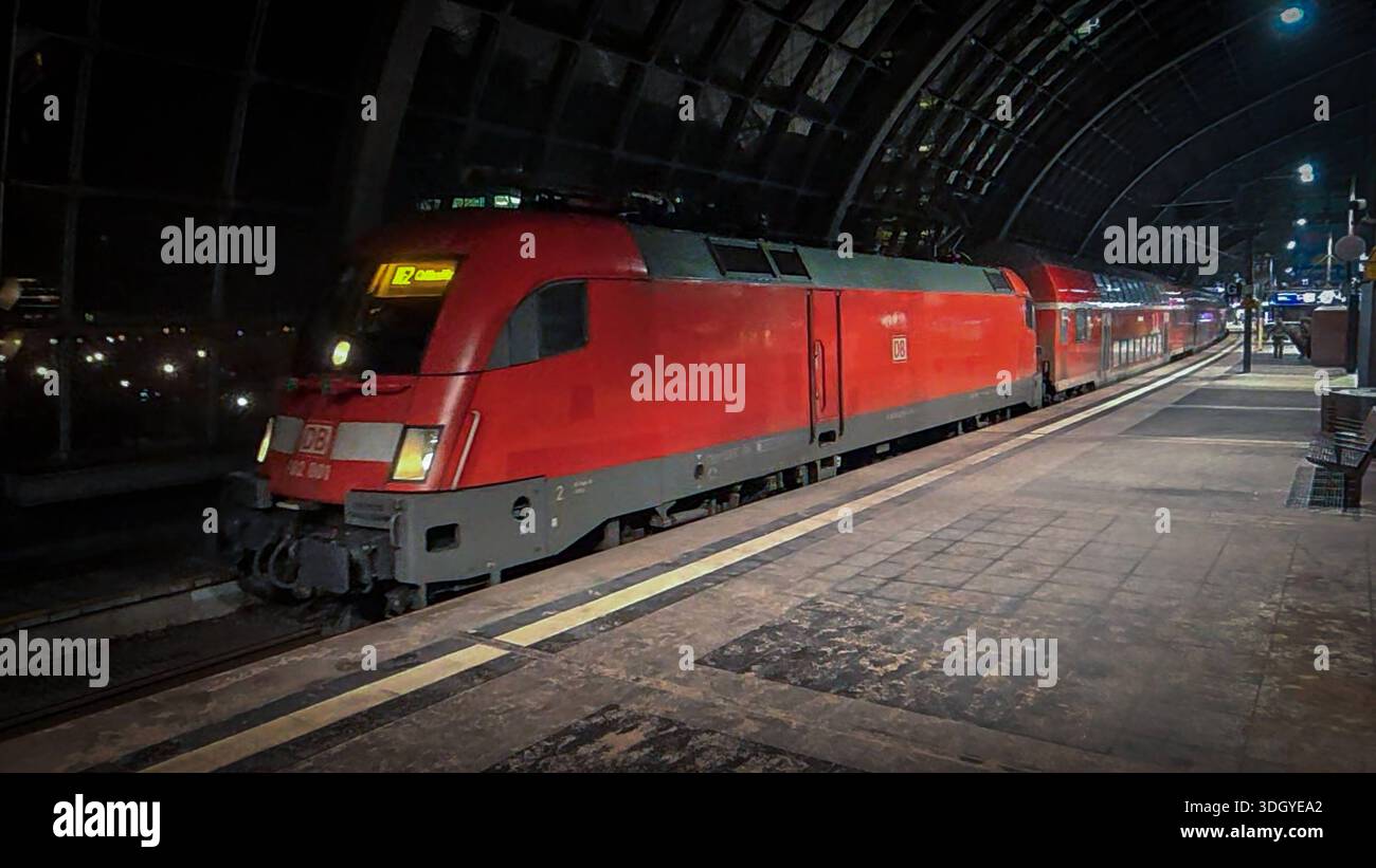 Eisenbahnverkehr in Berlin HBF. Regionalexpress Zug der Deutschen Bahn ...