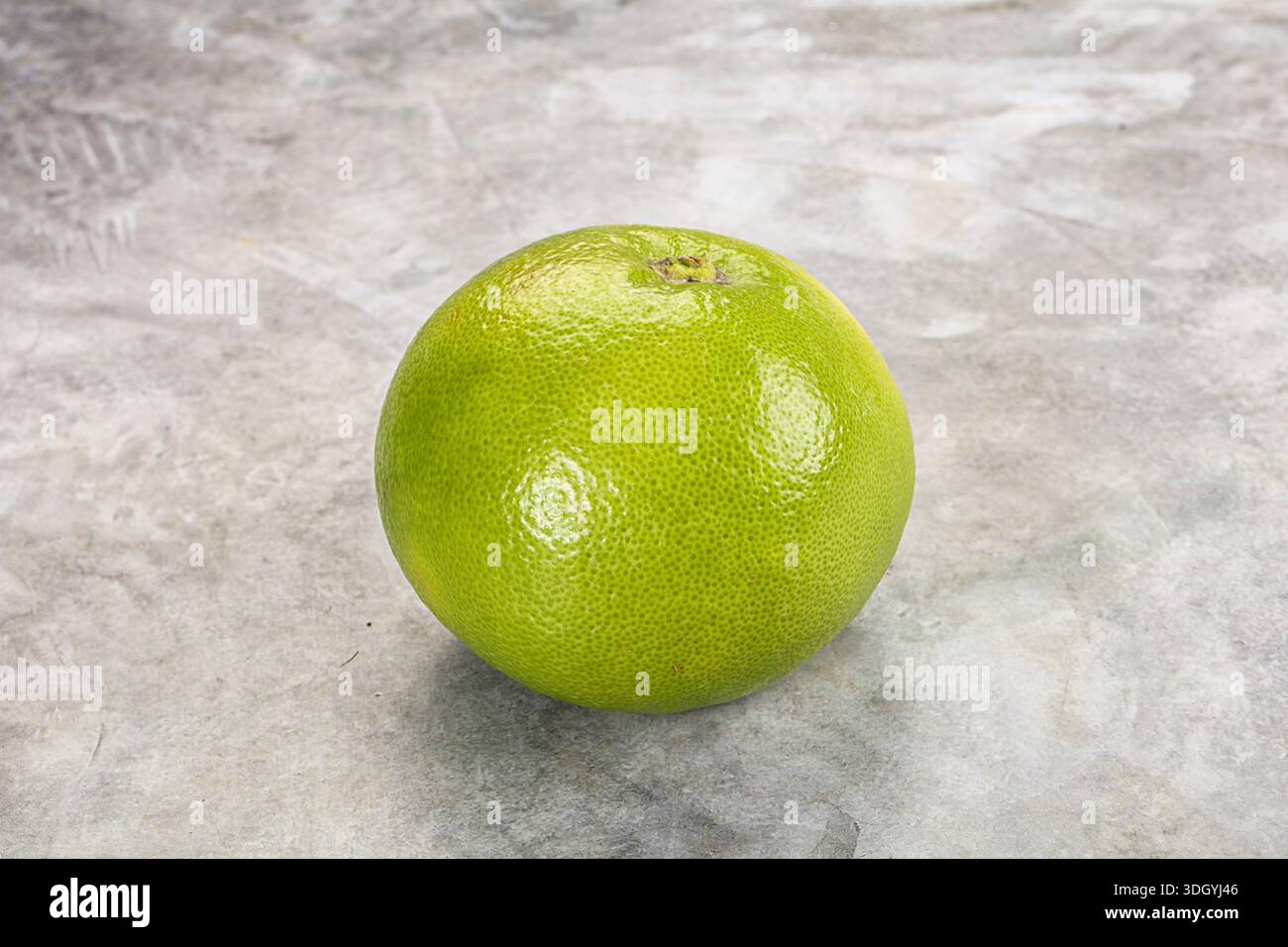 Green ripe fruit sweetie citrus over background Stock Photo - Alamy
