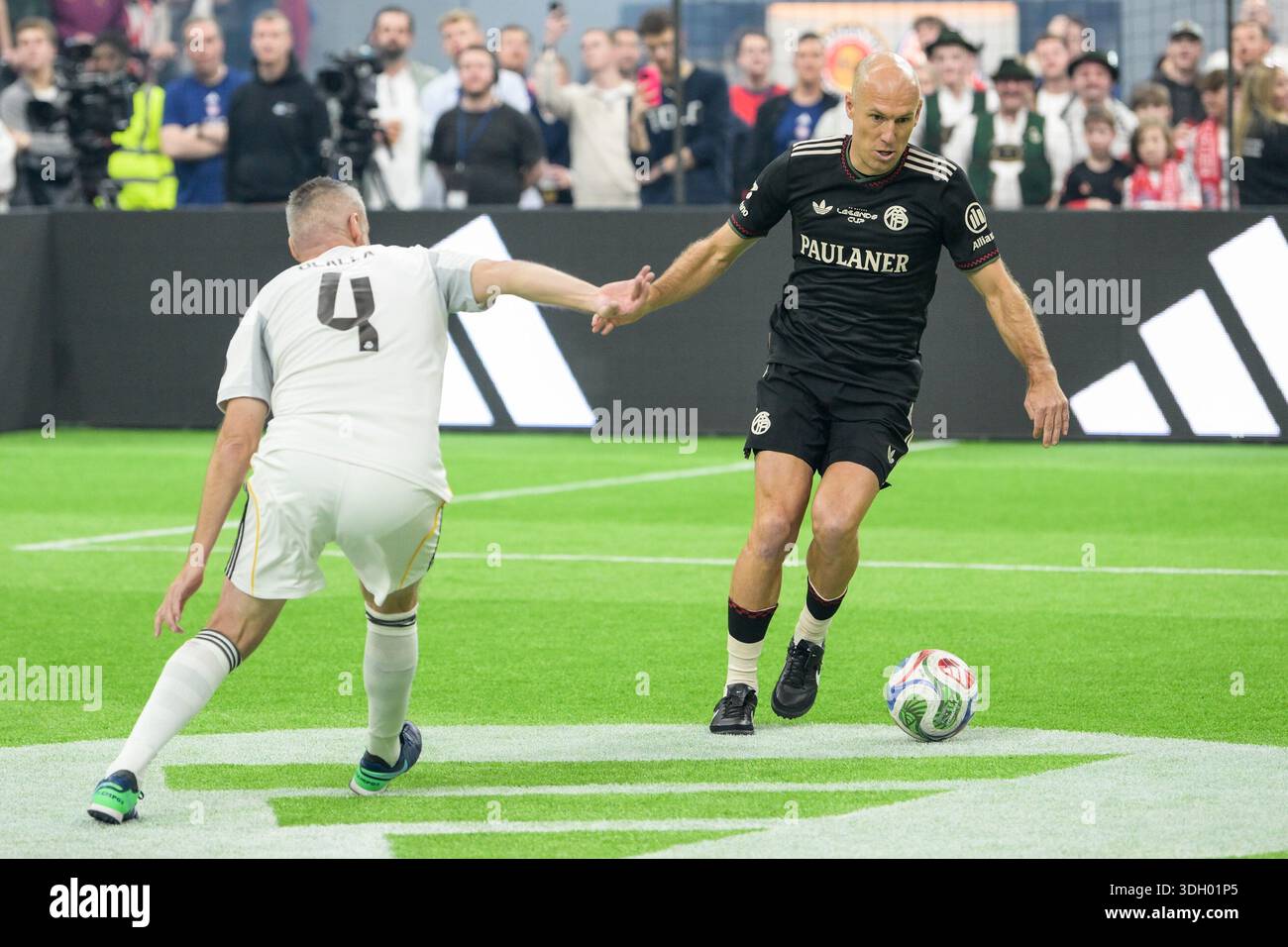 from left: Juan Ollala, Arjen Robben (Bayern) Munich, January 18, 2026 ...