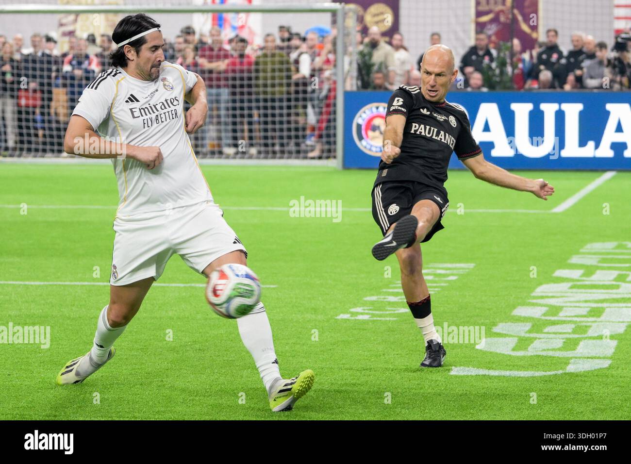 from left: Ruben De La Red, Arjen Robben (Bayern) Munich, January 18 ...