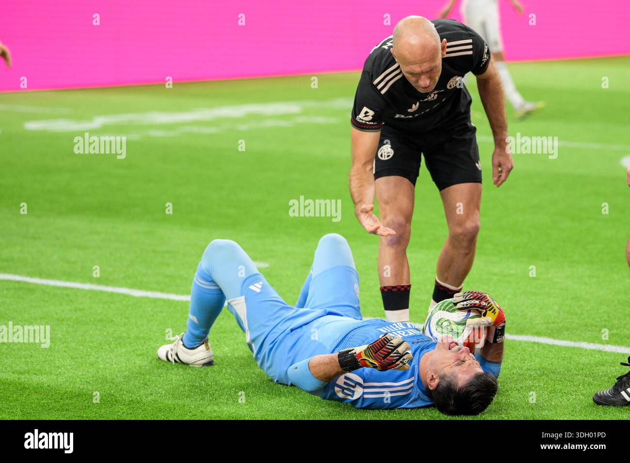 L. side goalkeeper Pedro Contreras (Real), Arjen Robben (Bayern) Munich ...