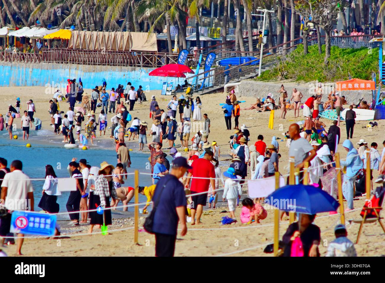 Tourists enjoy warm winter at Dadonghai beach in Sanya City ...