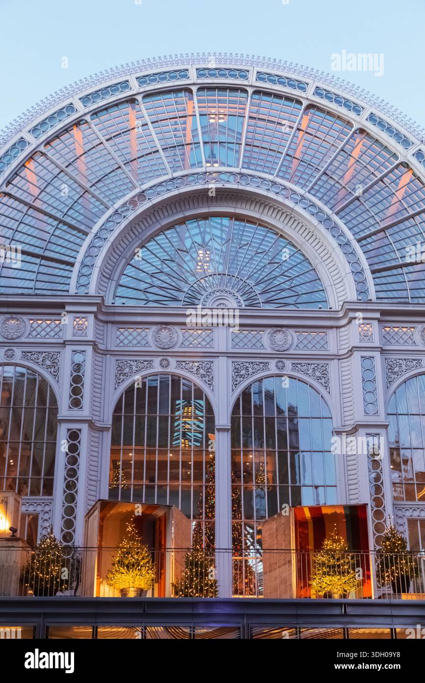 Royal opera house london exterior view hi-res stock photography and ...
