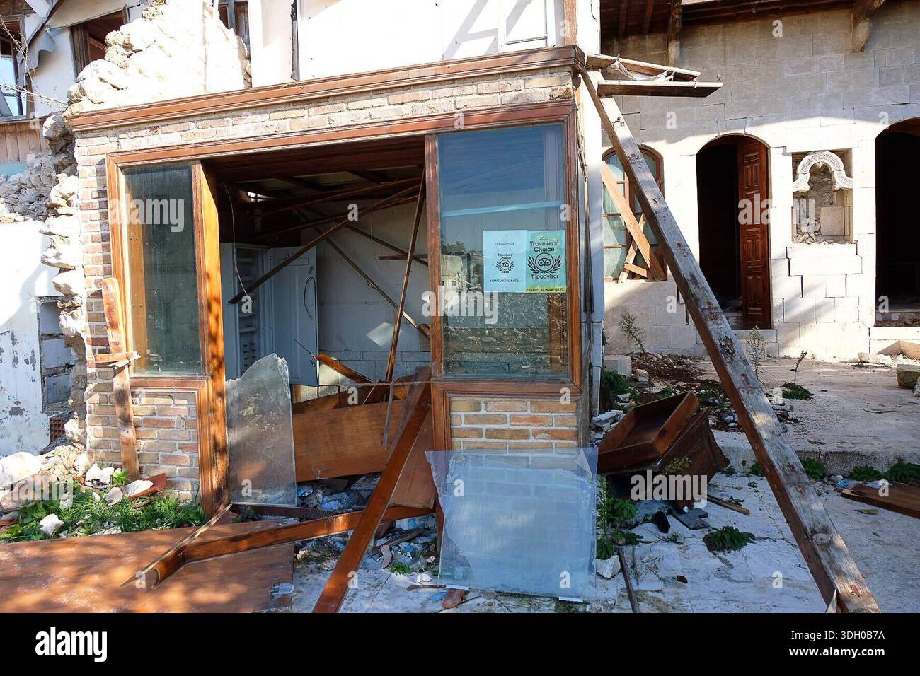 14 January 2026, Turkey, Antakya: View of a building damaged by an ...