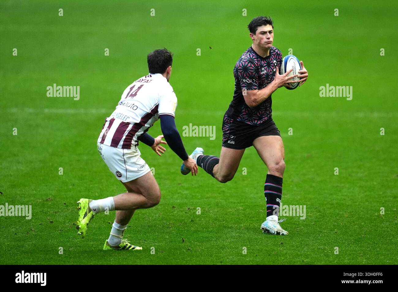 Bristol Bears' Louis Rees-Zammit (right) attempts to get past Union ...