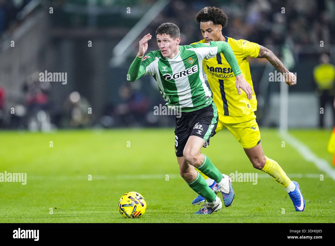Sergi Altimira of Real Betis and Tajon Buchanan of Villarreal during ...