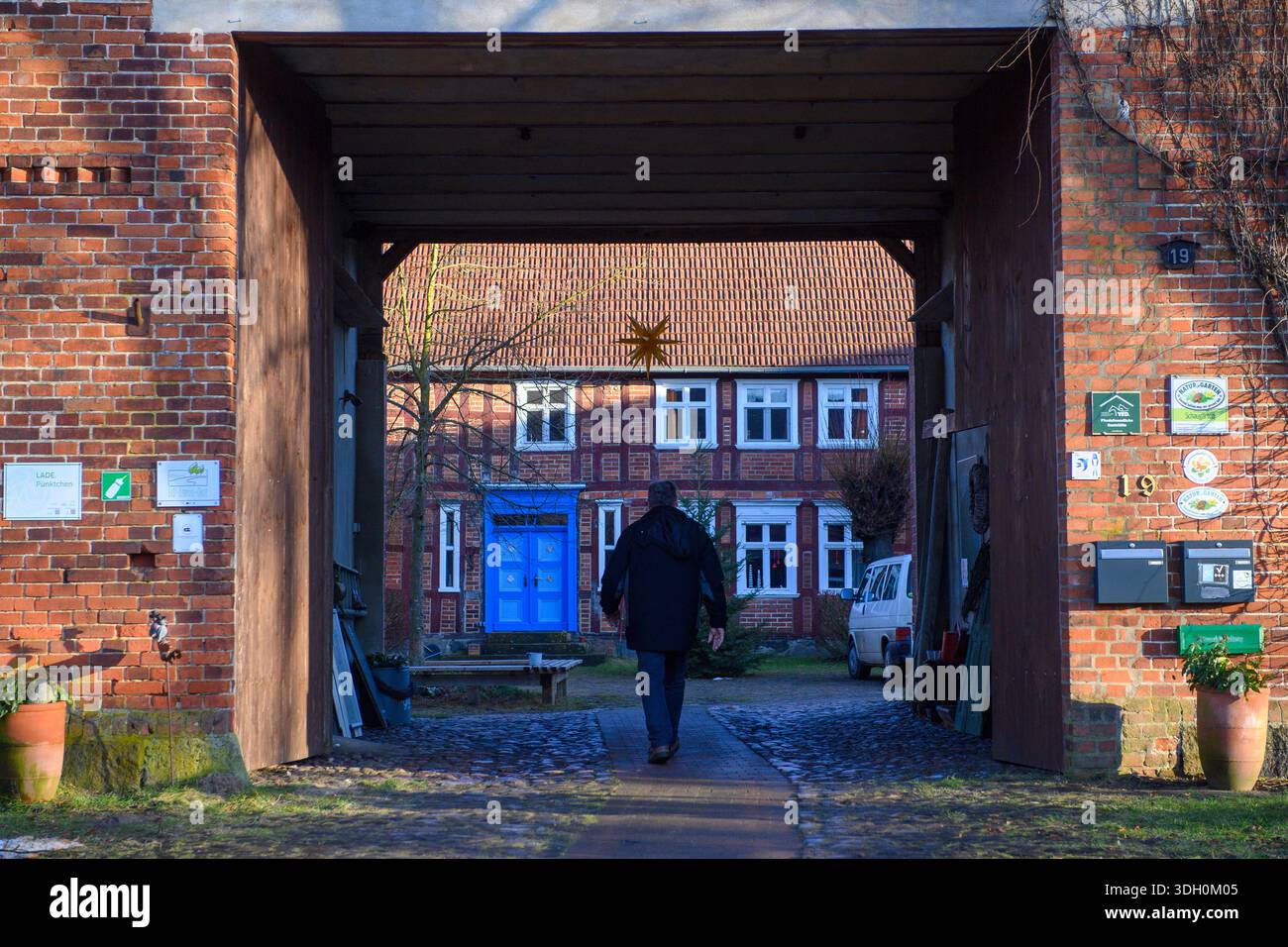 PRODUCTION - 16 January 2026, Saxony-Anhalt, Neulingen: The driveway to ...