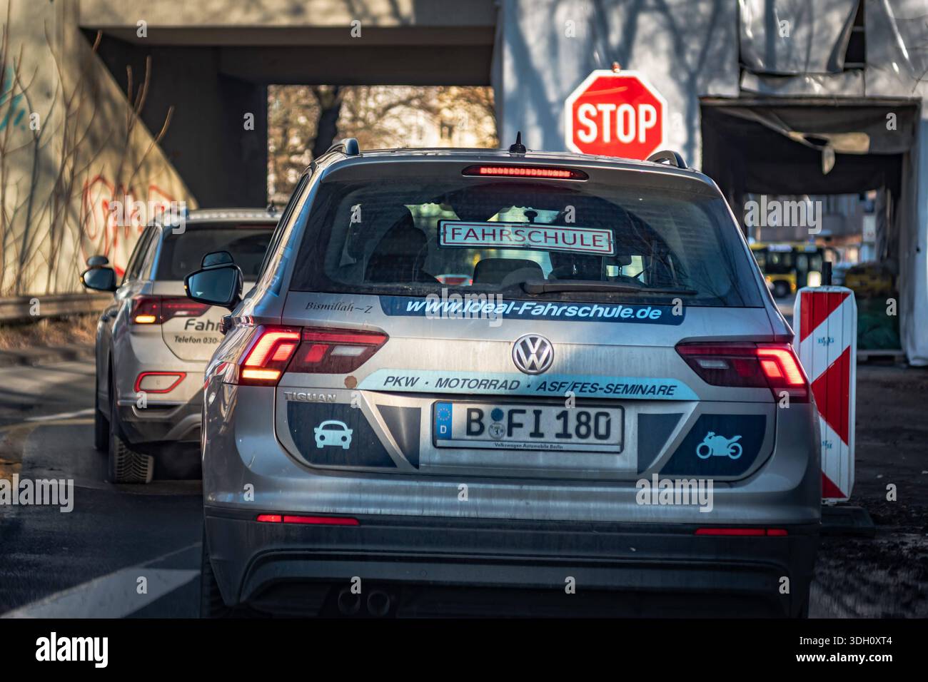 Berlin Straßenverkehr, Verkehr: Straßenszene mit Fahrschule - 19.01. ...
