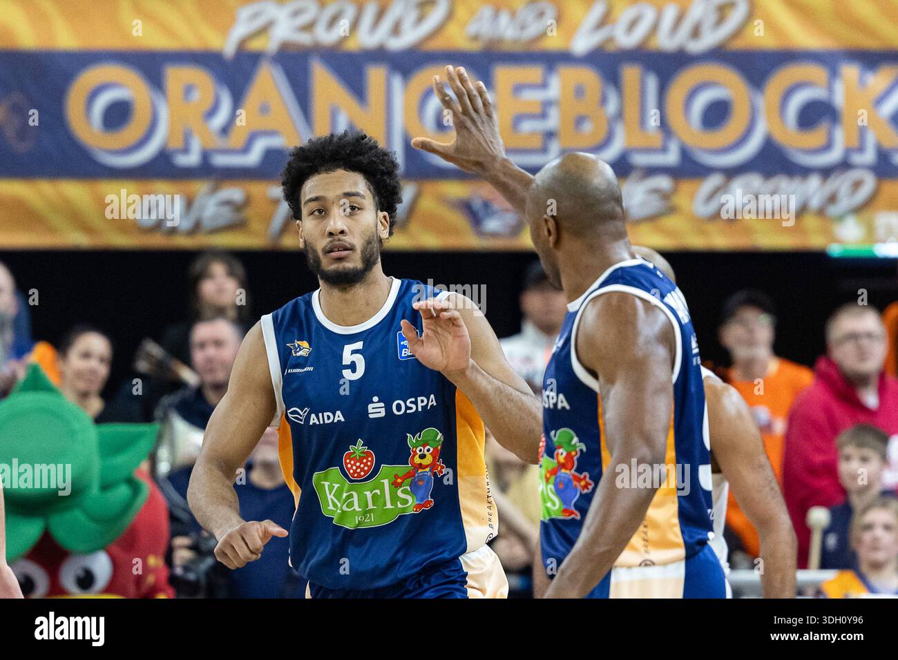 D'Shawn Schwartz (ROSTOCK SEAWOLVES, #05) with DeAndre Lansdowne ...