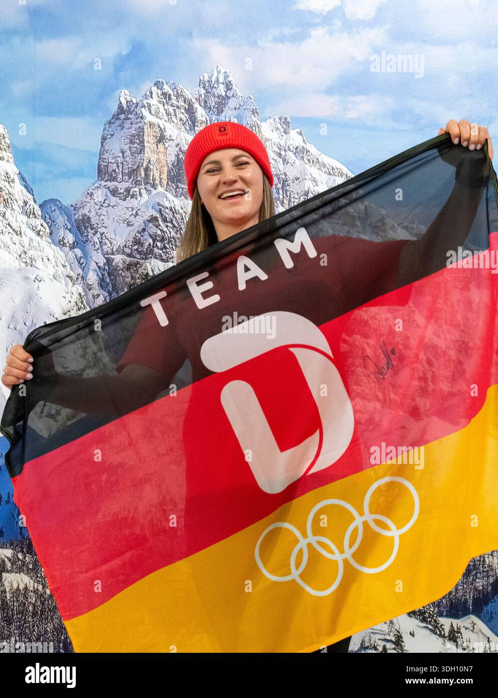 Munich, Germany. 19th Jan, 2026. Snowboarder Ramona Hofmeister stands ...