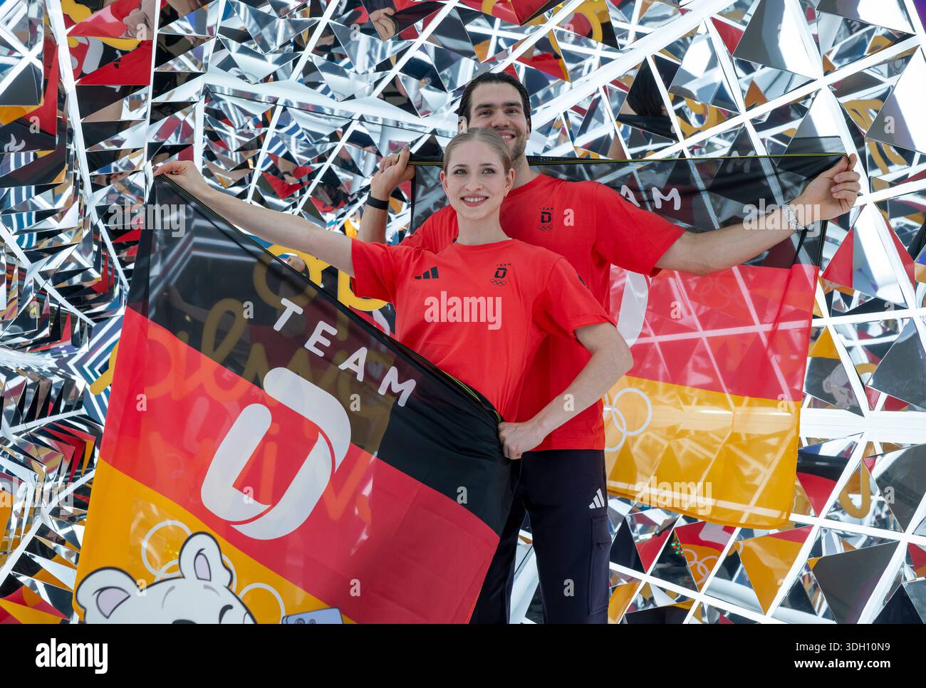 Munich, Germany. 19th Jan, 2026. Figure skaters Minerva Fabienne Hase ...
