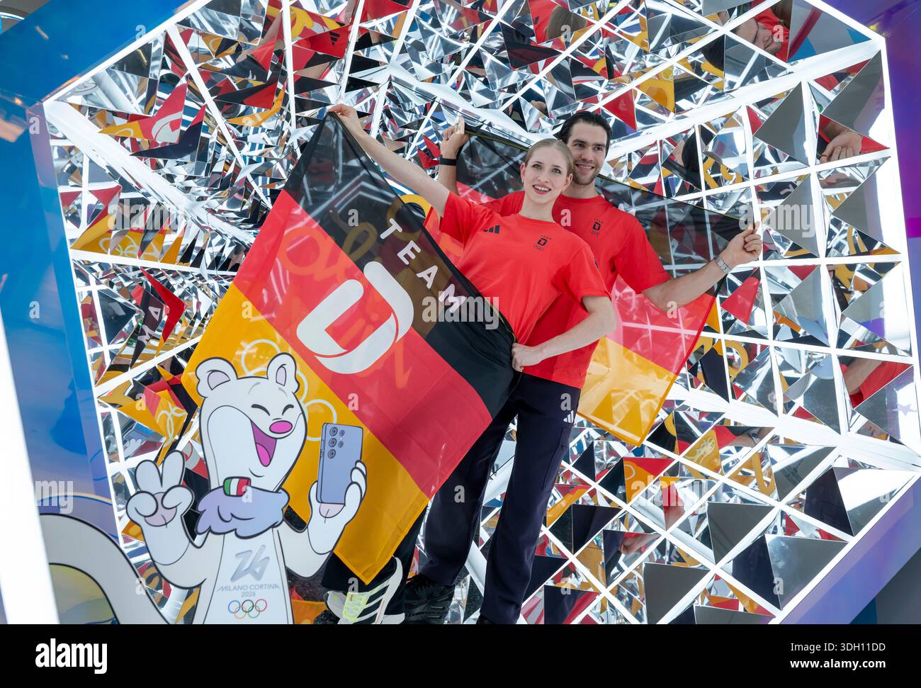 Munich, Germany. 19th Jan, 2026. Figure skaters Minerva Fabienne Hase ...