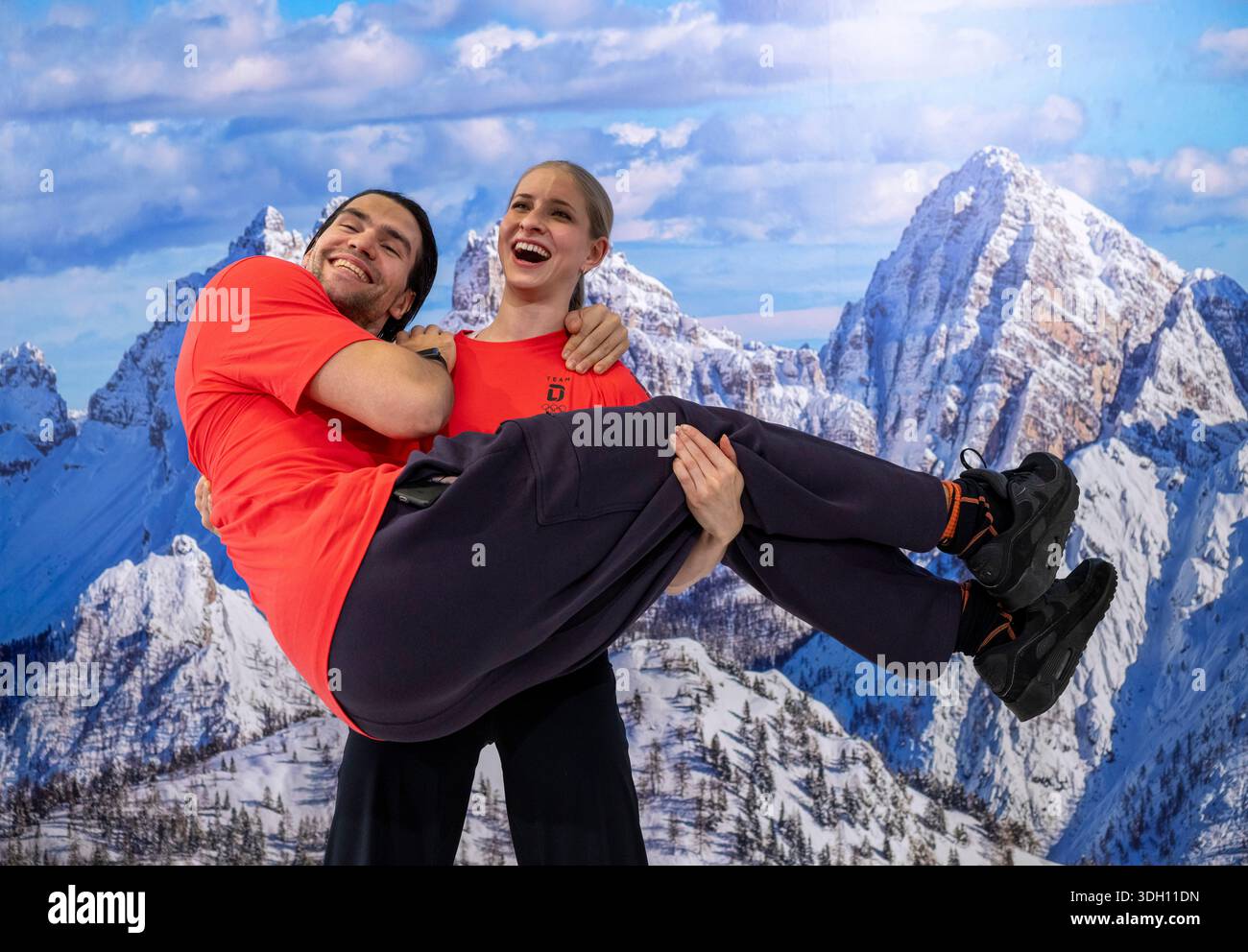 Munich, Germany. 19th Jan, 2026. Figure skaters Minerva Fabienne Hase ...