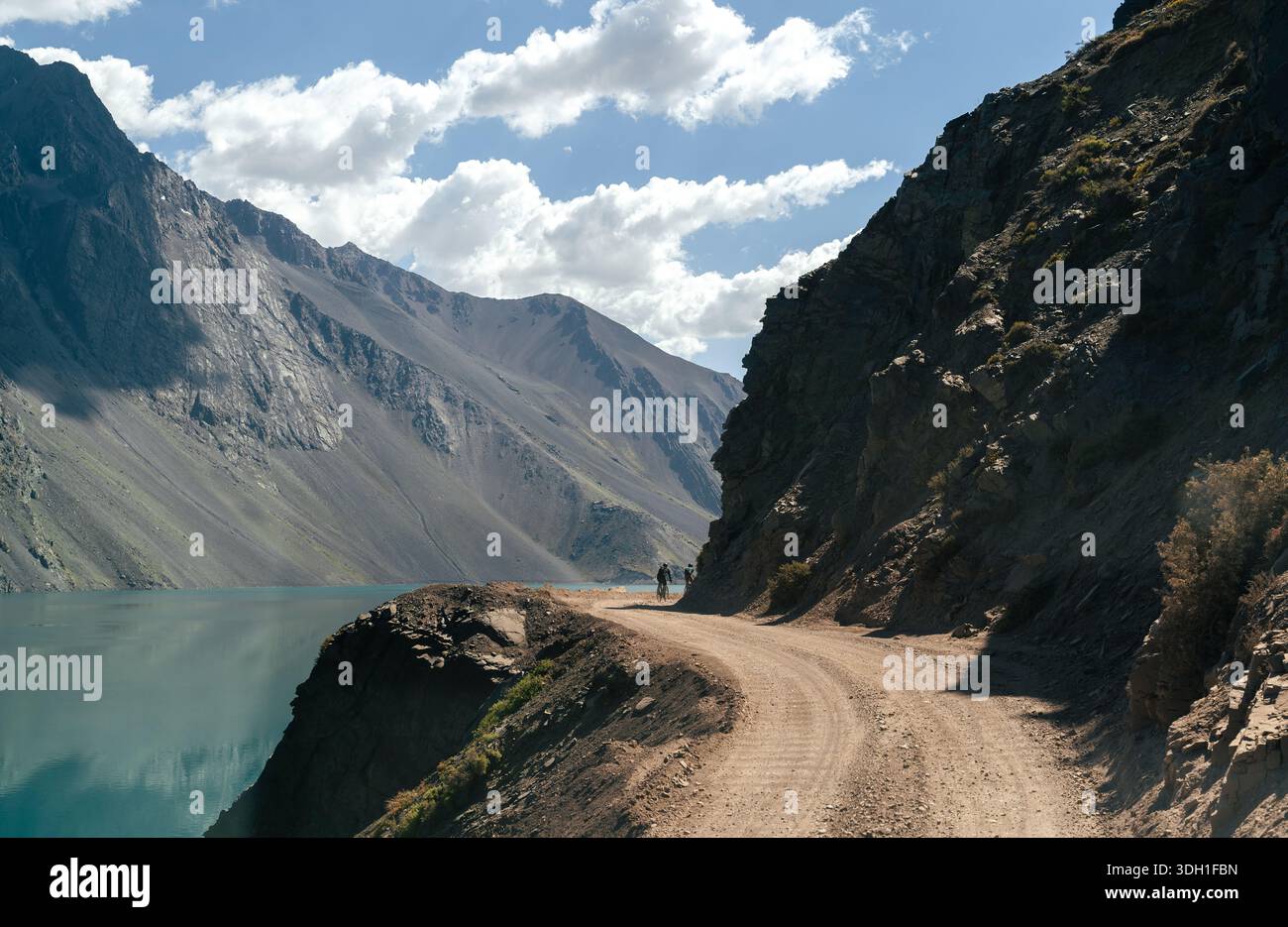 Dirt road follows edge hi-res stock photography and images - Alamy